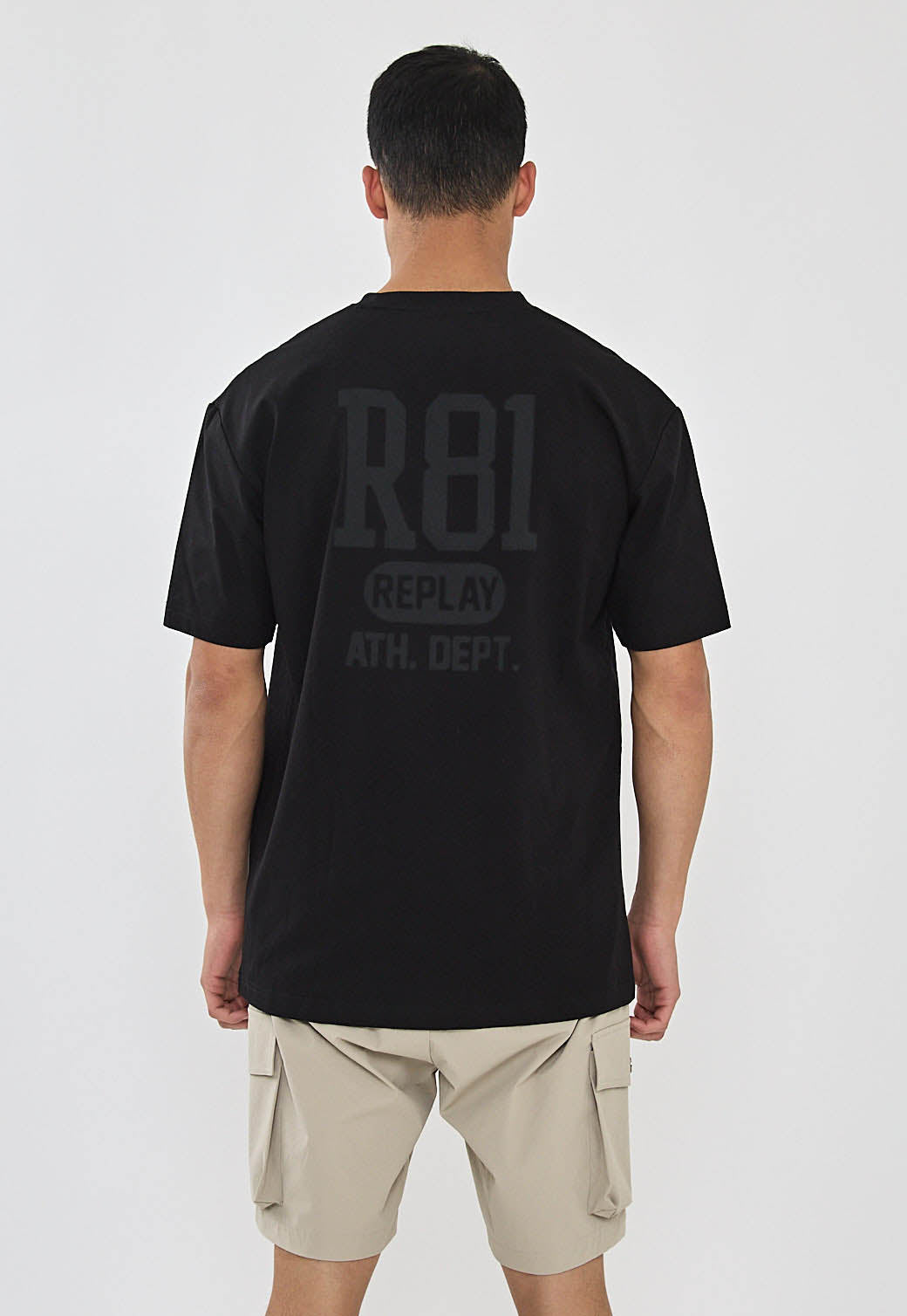 טי שירט שחורה לגברים עם הדפס R81 בגב | ריפליי ג'ינס | Replay jeans