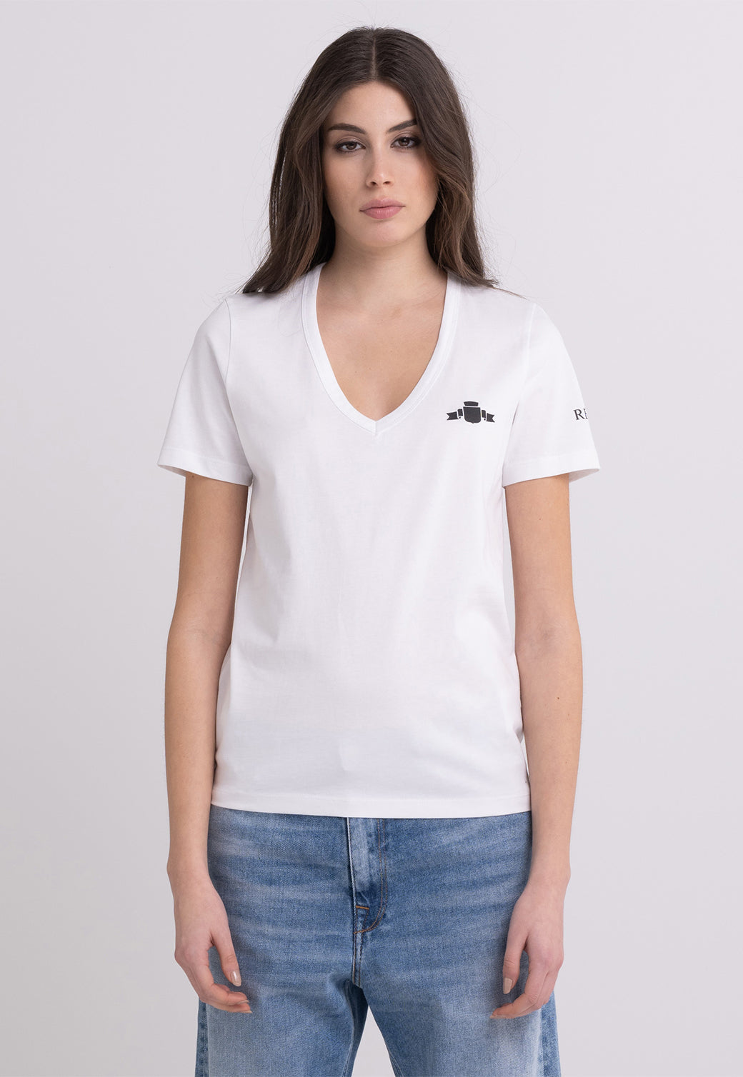 טי שירט קצרה עם מחשוף וי ולוגו נשים | ריפליי | ריפליי ג'ינס | Replay jeans