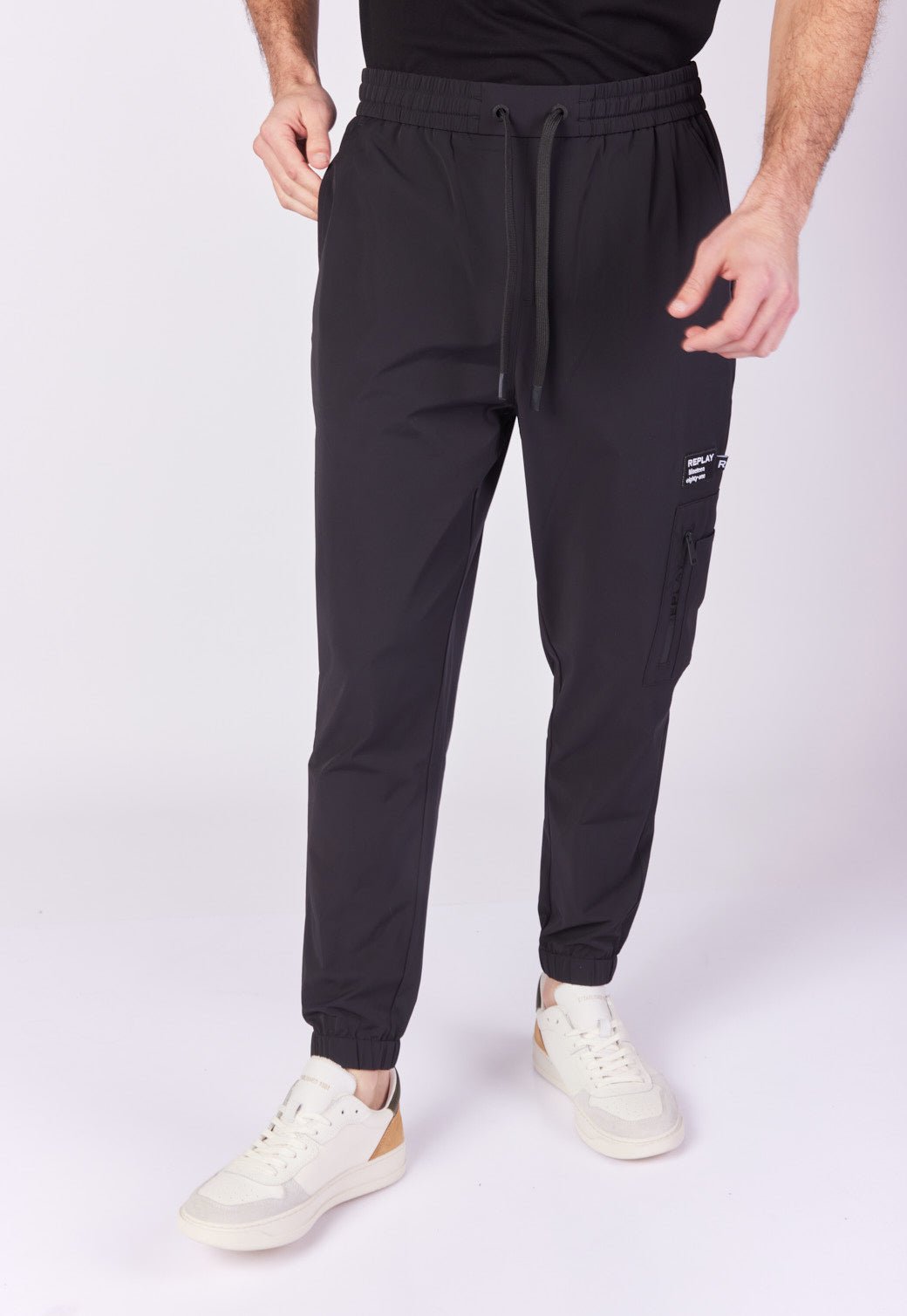 מכנסי טרנינג ארוכים מבד ניילון בצבע שחור גברים | ריפליי | ריפליי ג'ינס ...