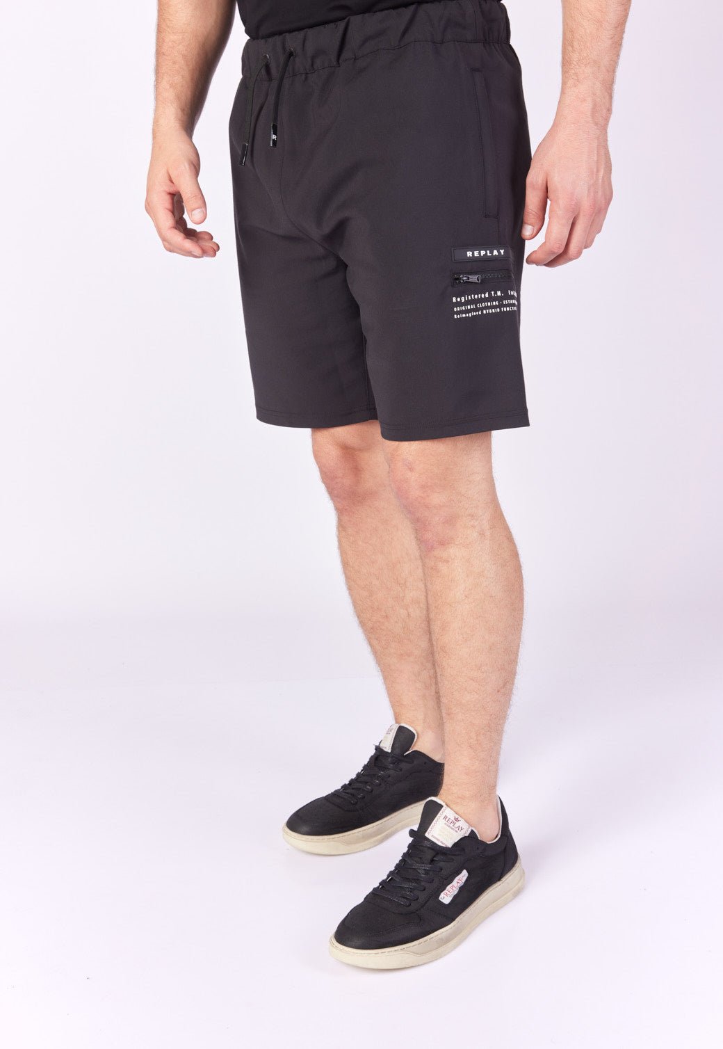 מכנסיים קצרים עם הדפס כיתוב בצבע שחור גברים | ריפליי | ריפליי ג'ינס ...